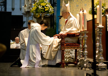 Bidden om priesters.